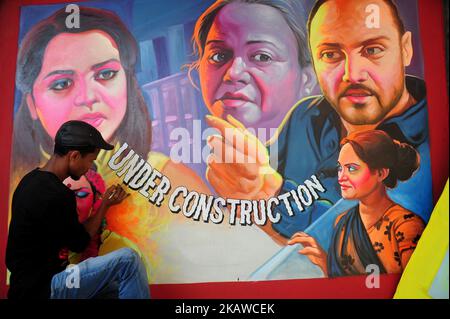 Artiste bangladais qui dessine la bannière du film dans la vieille ...