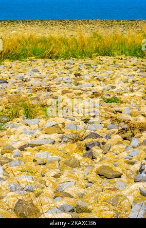 Magnifique paysage côtier et de digue avec des champs de pierres d'eau ...