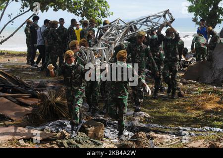 TANJUNG LESUNG, BANTEN, INDONÉSIE, DEC- 24 : soldats et sauveteurs ...