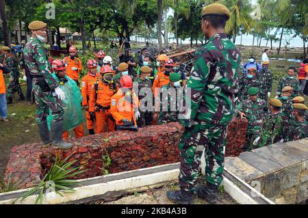 TANJUNG LESUNG, BANTEN, INDONÉSIE, DEC- 24 : soldats et sauveteurs ...
