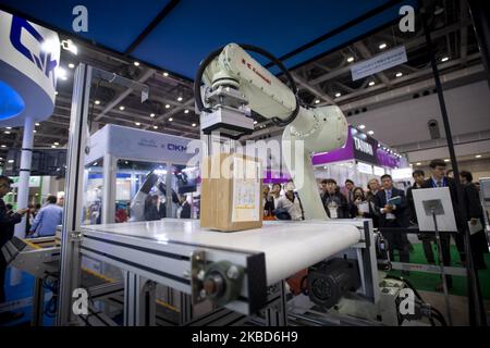 Le robot industriel est exposé à l'exposition internationale de la ...