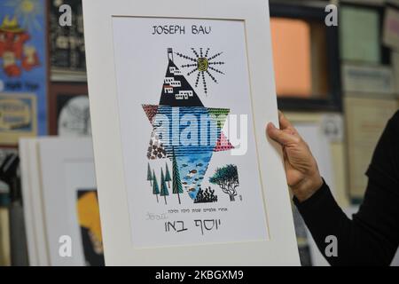 Hadasa Bau tient la peinture de son père à l'intérieur du musée 'Joseph ...