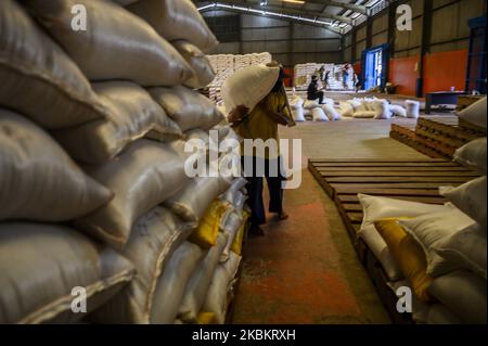 Les travailleurs vérifient les stocks de riz à l'entrepôt Tondo ...