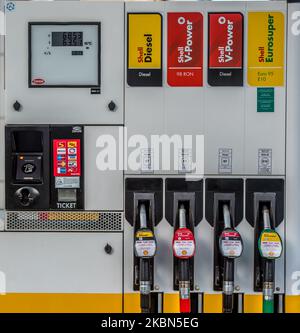 Vue générale des stands de pompes à carburant de la station-service ...