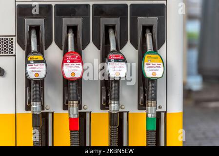 Vue générale des stands de pompes à carburant de la station-service ...