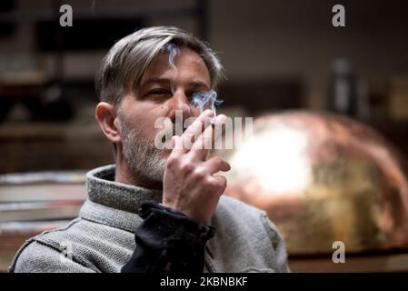 Enrico Versari, peintre et artisan, à l'intérieur de son atelier ...