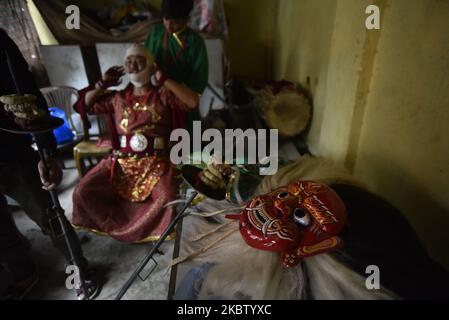 Un danseur masque 'Lakhay' porte une tenue traditionnelle pour ...