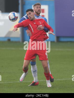 Patrick Brough de Barrow en action avec George Francomb, de Crawley ...
