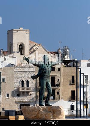 POLIGNANO A MARE, ITALIE - 15 OCTOBRE 2022 : statue de la chanteuse ...
