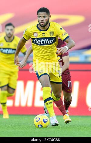 Simon Sohm de Parme Calcio 1913 et Pedro de AS Roma se disputent le ...