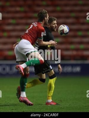 Patrick Brough de Barrow en action avec George Francomb, de Crawley ...