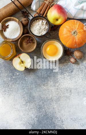 Fond de cuisson des aliments. Citrouilles, pommes, miel, noix et épices ...