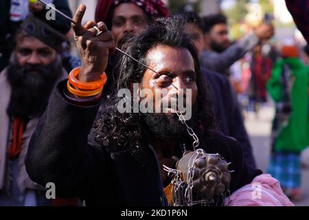 Les dévotés musulmans indiens, qui sont en pèlerinage au sanctuaire de ...