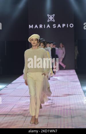 Un modèle fait le tour de la piste du défilé de mode Maria Sapio ...