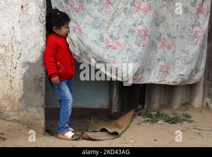 Une fillette palestinienne est vue dans un quartier pauvre de Gaza ...