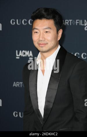 Simu Liu assiste au GALA du FILM D'ART LACMA 2022 présenté par Gucci au ...