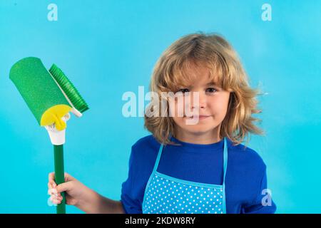 Maison de nettoyage pour enfants. Détergents et accessoires de ...