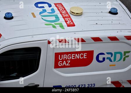 Un véhicule d'urgence gaz réseau distribution France (GRDF) est vu sur place en raison de la ...