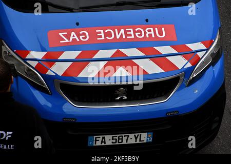 Un véhicule d'urgence gaz réseau distribution France (GRDF) est vu sur place en raison de la ...