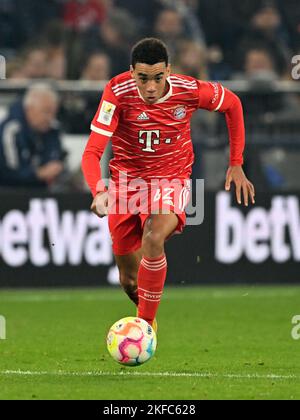 GELSENKIRCHEN, ALLEMAGNE - NOVEMBRE 12: Jamal Musiala du Bayern Munchen ...