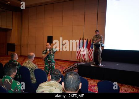 Le capitaine AAB Abdul Wahab, TNI, et le major de l'armée américaine ...