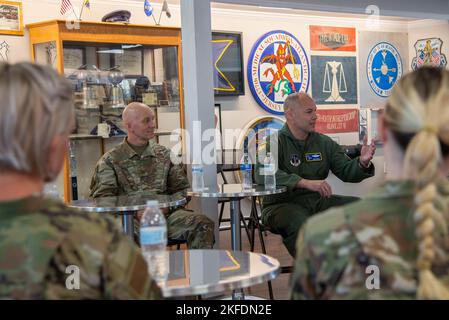 ÉTATS-UNIS Major général de la Force aérienne Joel Carey, à gauche ...