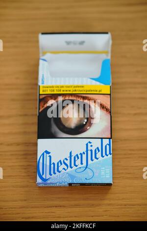 Une boîte à cigarettes vide de marque Chesterfield Linea Blue et un ...