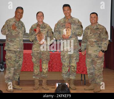 Le colonel Bill Soliz, commandant du Tripler Army Medical Center, remet ...