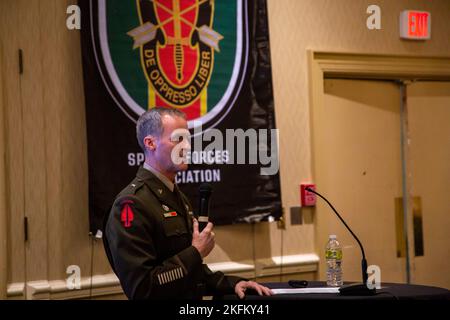 Le général de brigade Gil Ferguson, commandant adjoint, a organisé une ...