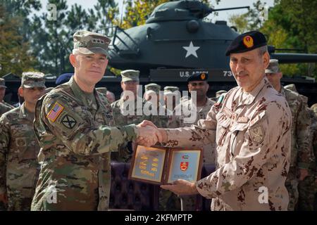 Le lieutenant-général Patrick Frank, commandant central de l'armée ...