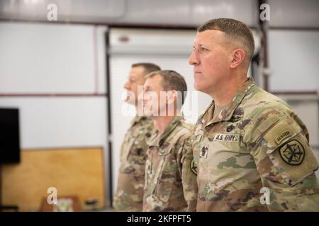 Sgt. Commandement Le Maj. Mason Riepe, le commandant de service entrant ...