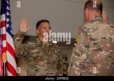 Le général Andrew P. Poppas, commandant général du Commandement des ...