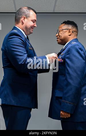 Le colonel Michael Parks, commandant de l'escadre de ravitaillement ...