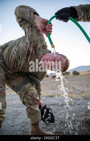 SPC. Logan Phillips, avec 97th soldats Command, trace des points pour l ...
