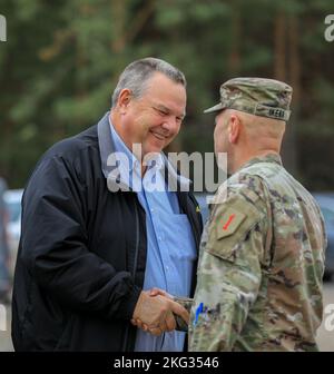 Le colonel de l'armée américaine Richard J. Ikena Jr., à droite ...