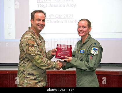 Le colonel Kyle Goldstein, commandant du groupe d'entraînement en vol ...