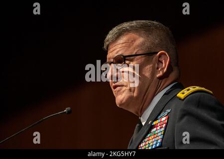 Le Gén James E. Rainey accepte le poste de Commandant général du ...