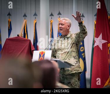 Le Colonel Bruce Bredlow, commandant de la 52nd Brigade d’artillerie de ...