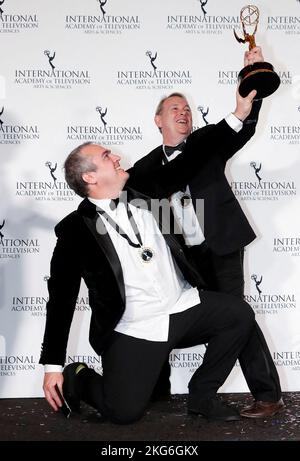 Jake Lushington et Tom Edge se posent aux côtés de Melissa Roxburgh et ...