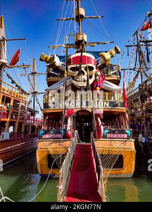 Un énorme bateau pirate dans le célèbre port d'Alanya. Un navire décoré ...