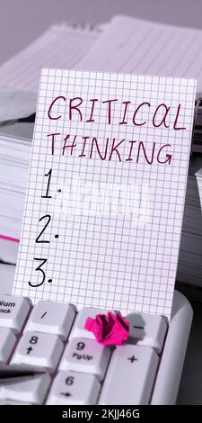 Affichage conceptuel pensée critique, mot écrit sur la séquence des ...