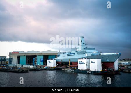 Le HMS Glasgow est manoeuvré sur une barge au chantier naval BAE Govan ...