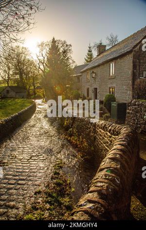 Le ruisseau de Thou traverse la ford au-dessus de la rue principale ...