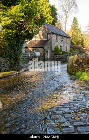 Le ruisseau de Thou traverse la ford au-dessus de la rue principale ...