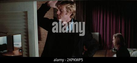 Los Angeles.CA.USA. Robert Redford et Faye Dunaway dans une scène en (C ...