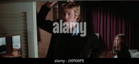 Los Angeles.CA.USA. Robert Redford et Faye Dunaway dans une scène en (C ...