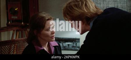 Los Angeles.CA.USA. Robert Redford et Faye Dunaway dans une scène en (C ...