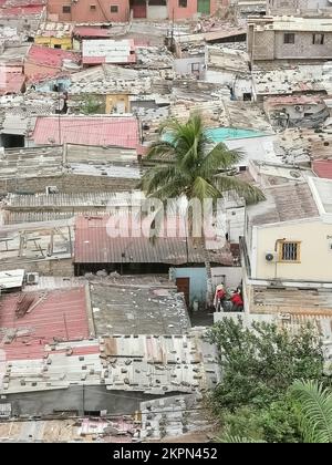 Luanda Angola 11 06 2022: Vue aérienne d'un quartier pauvre dans la zone centrale de la ville de ...