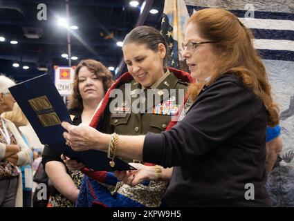 Le 3 novembre 2022, à Houston, le colonel Tina L. Kirkpatrick (à droite ...