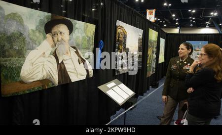 Le 3 novembre 2022, à Houston, le colonel Tina L. Kirkpatrick (à droite ...